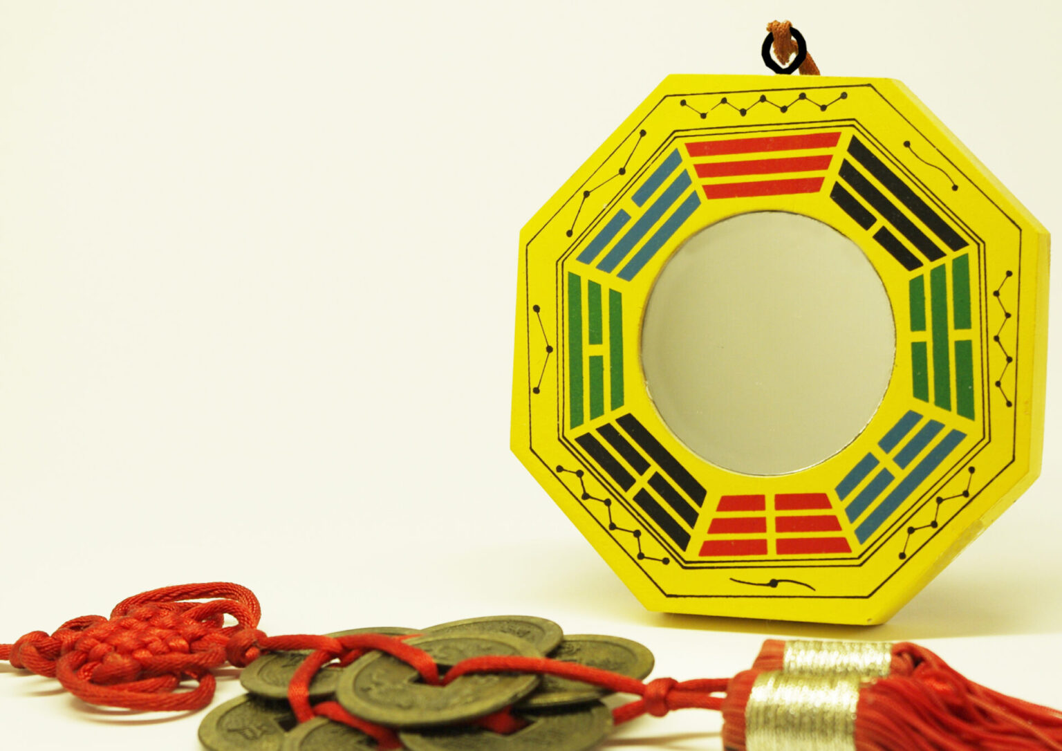 占いの種類と特徴一覧｜悩み別でおすすめの占いも解説[全32種] - Spicomi